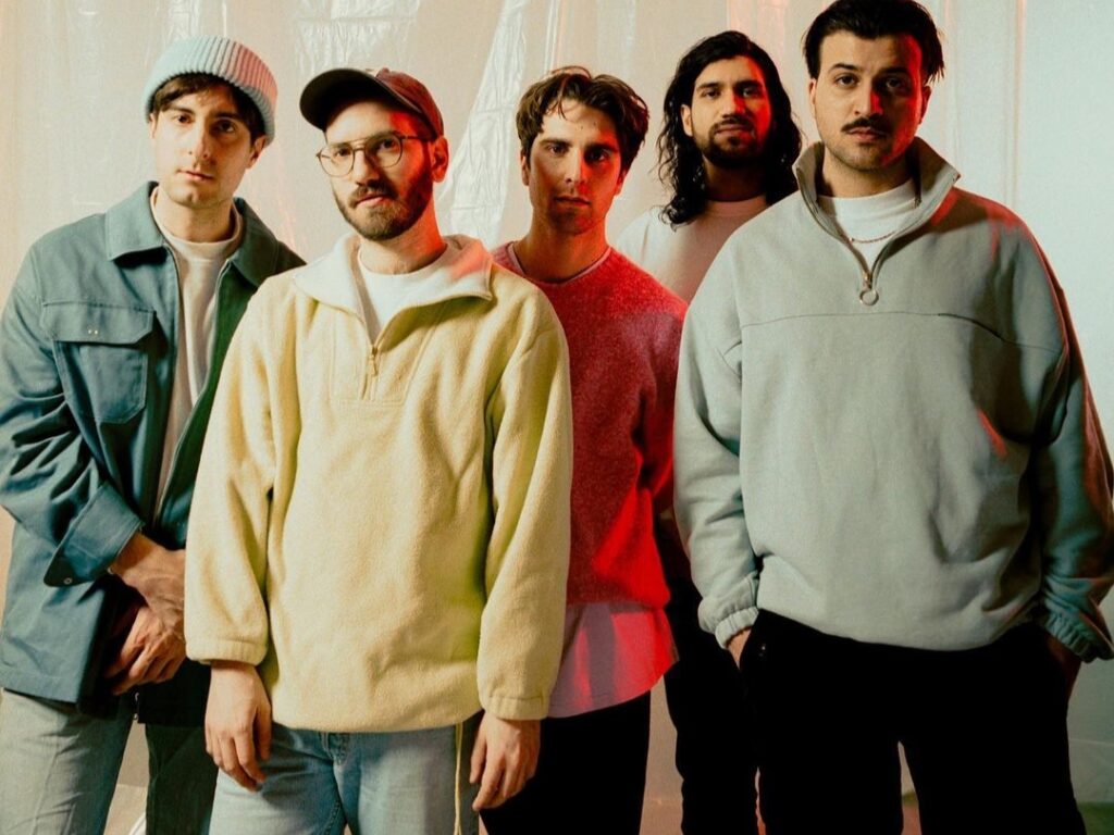 Ein zufriedenes Lächeln: Leoniden über ihr Live-Comeback, Reisgläser ...